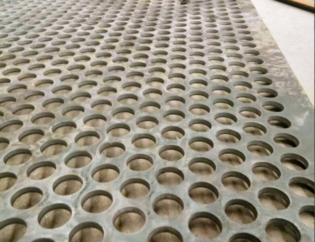16/65 Mn Q355B Mn Thick Punched Metal Sheet 1mm Round Hole Perforated Sheet